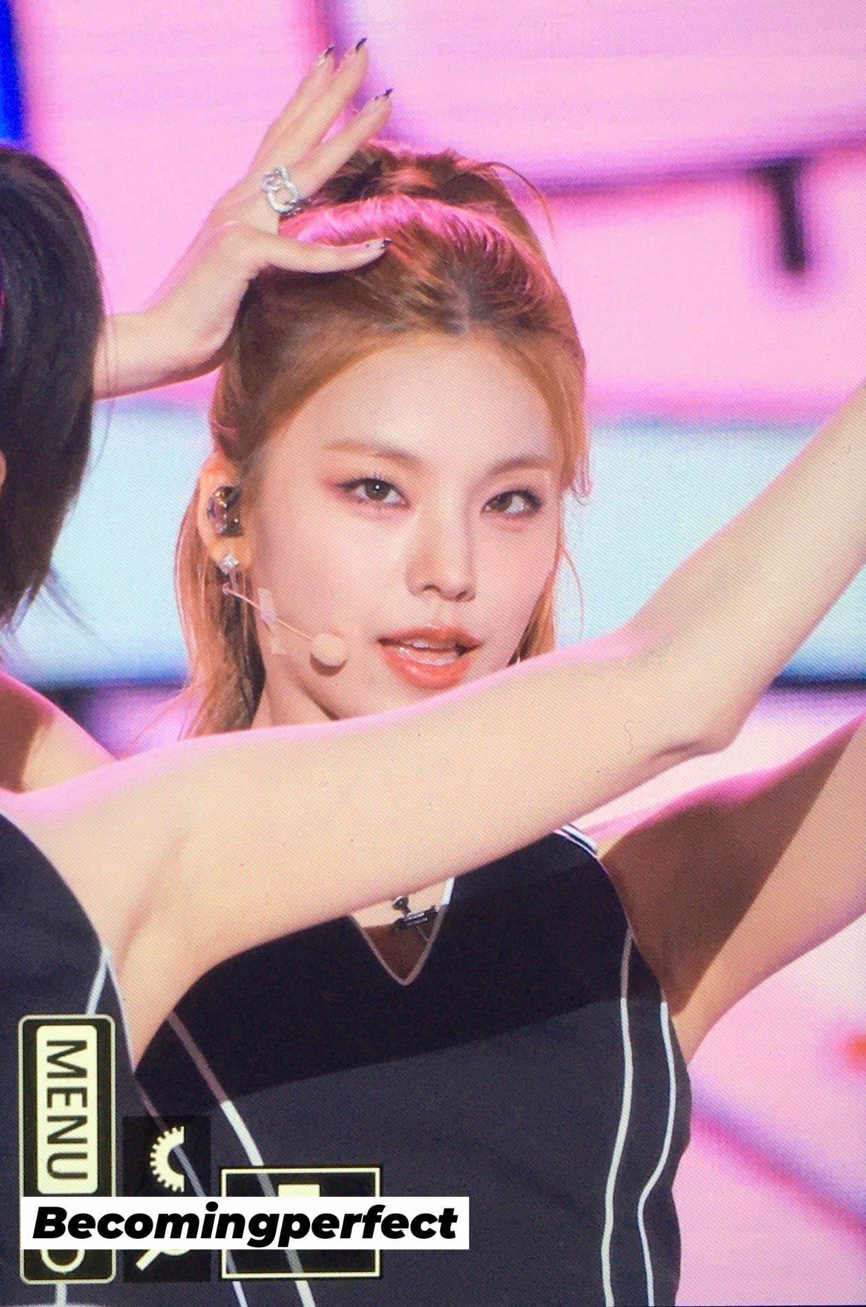 Itzy Yeji + Ryujin’s armpit cameo - KPOP NSFW