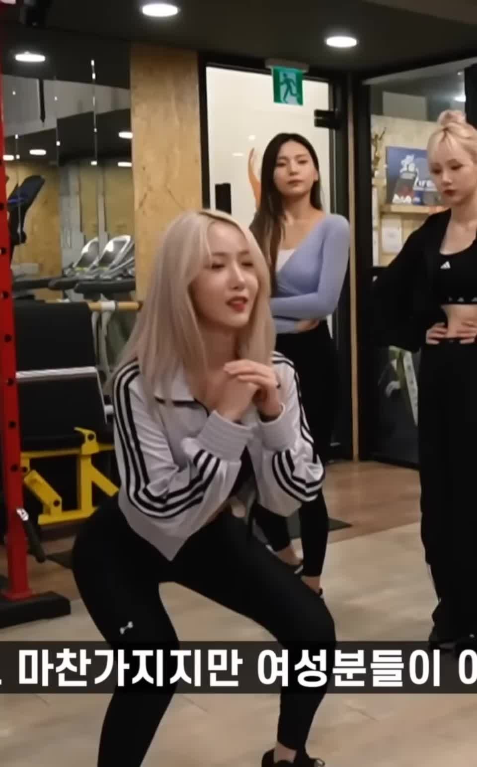 (VIVIZ) SINB – Squats – KPOP NSFW