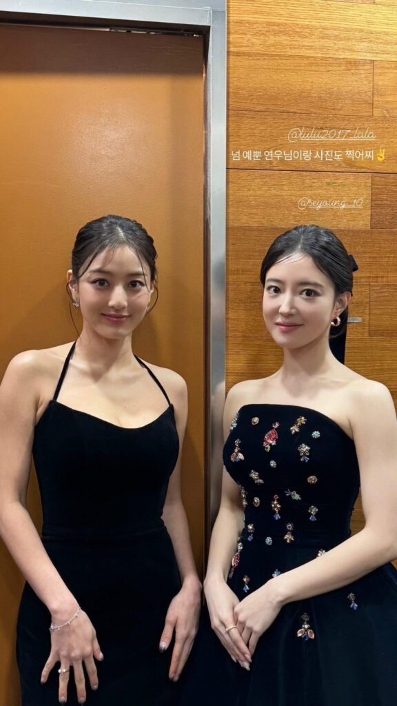 Jihyo (with actress Lee Seyoung) - KPOP NSFW