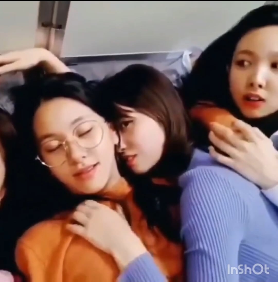 Momo sneaky hand – KPOP NSFW