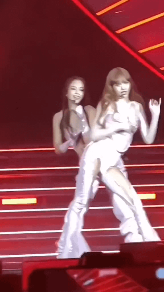 jennie and lisa body roll - KPOP NSFW