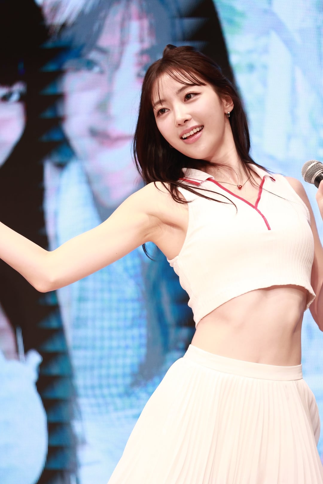 Riina's armpit texture & folds 🤤 (H1-KEY) - KPOP NSFW