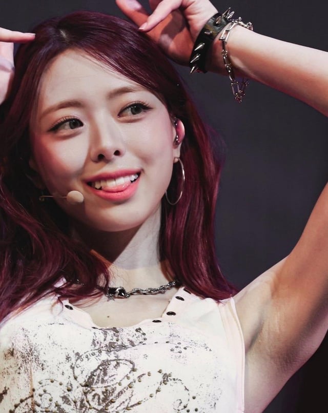 Yuna's armpit texture and those folds 🥵 (ITZY) - KPOP NSFW
