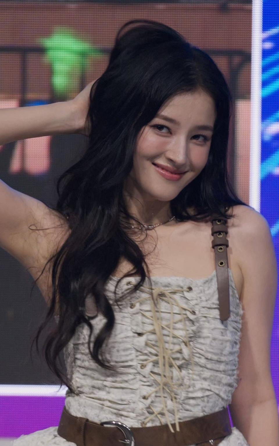 Nancy's armpit folds,sweaty armpits,head,face.. (Momoland) - KPOP NSFW