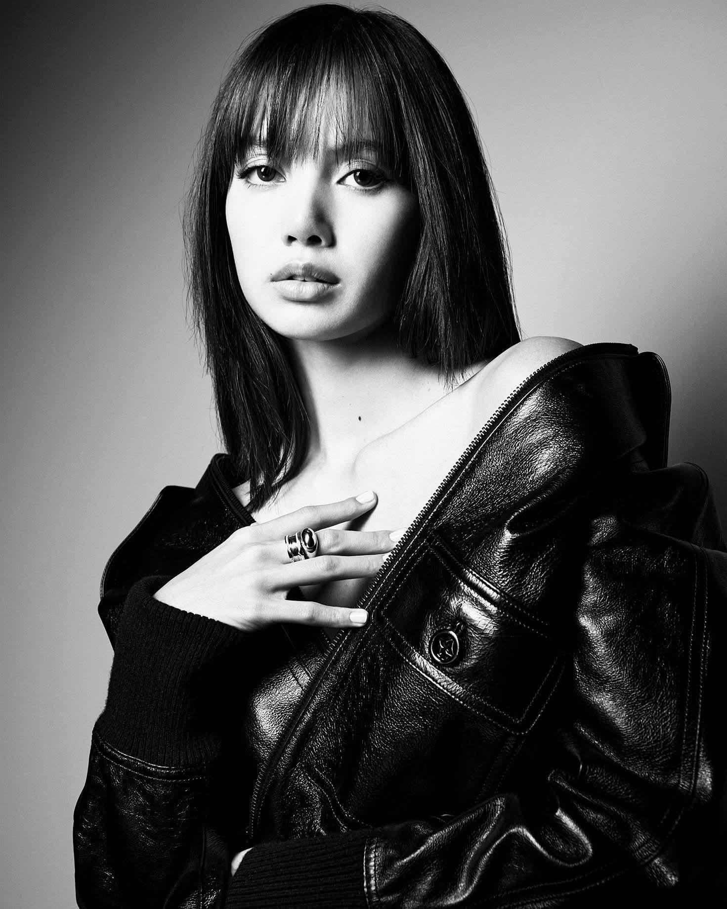 Korean/japanese singer Lisa Manoban was shot at age 28 with a Black ...
